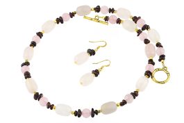 Set bijuterii realizat din cuart roz si granat chips | Magazin online ...