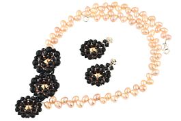 Set exclusivist din perle naturale crenguta, onix si Swarovski Gold ...