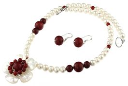 Set bijuterii cu floare sidef alb, perle de Mallorca rosii si perle de ...