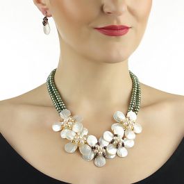Set flori din sidef, perle naturale verzi, granat si Swarovski Metallic ...