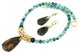 Set bijuterii realizat din jasp verde, jad si perle de cultura aurii ...
